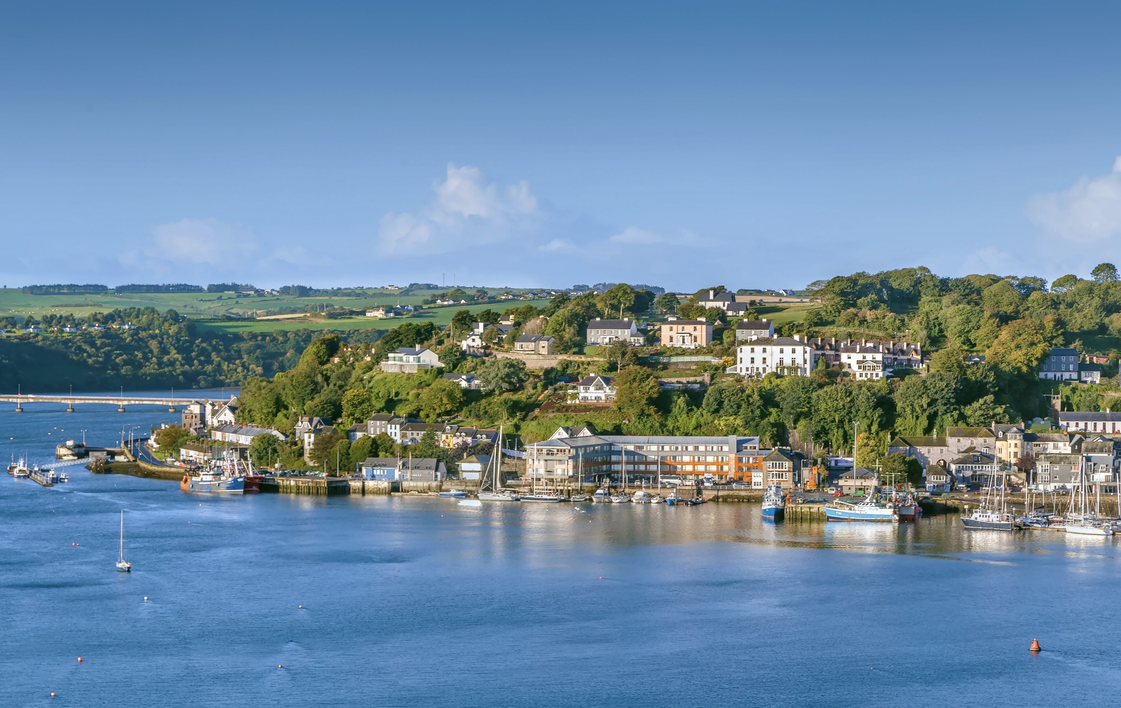 Bobbing boats, narrow lanes, and seaside walks around Kinsale.