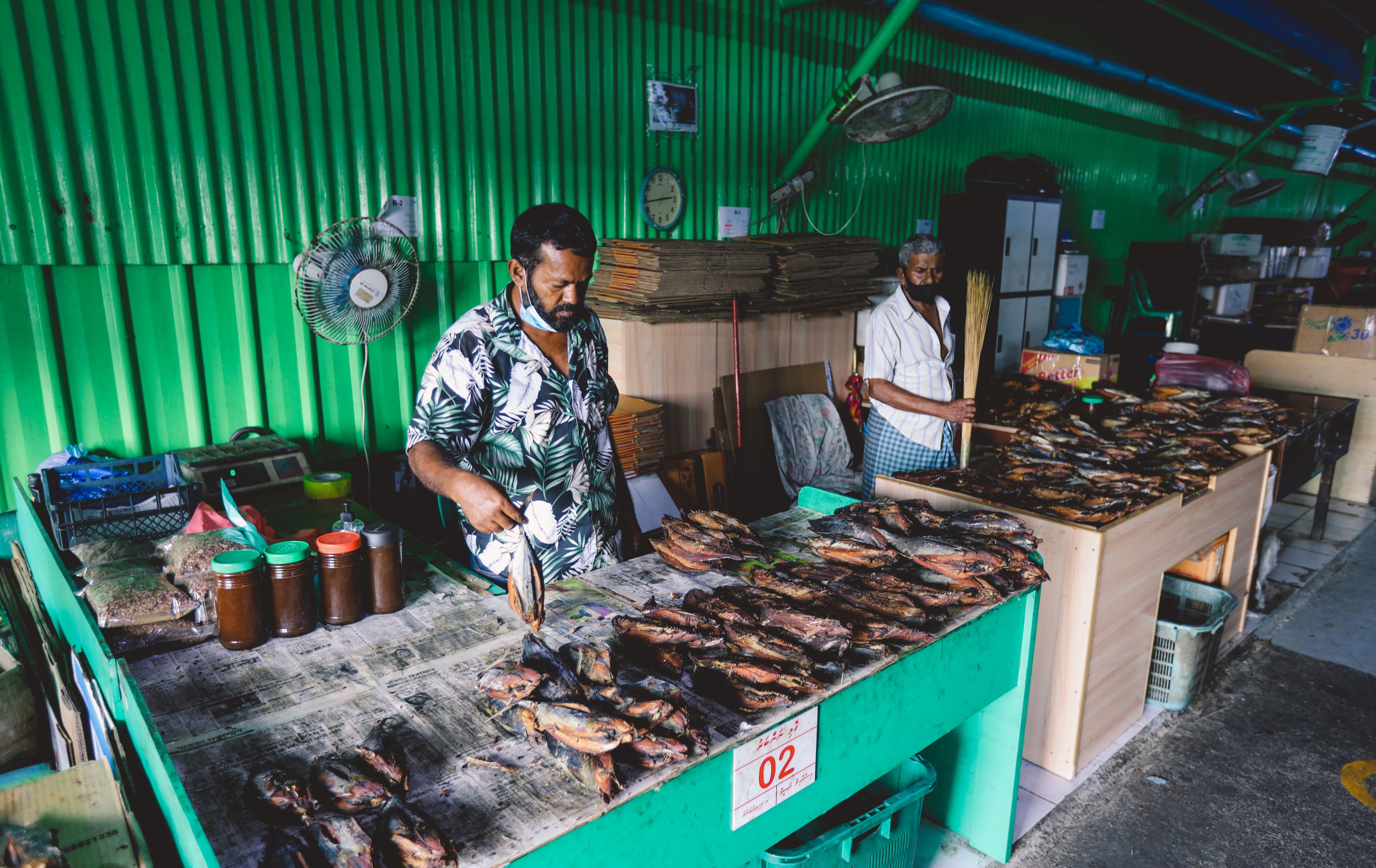 The mosques and bustling fish market in Malé, the pocket-sized ...