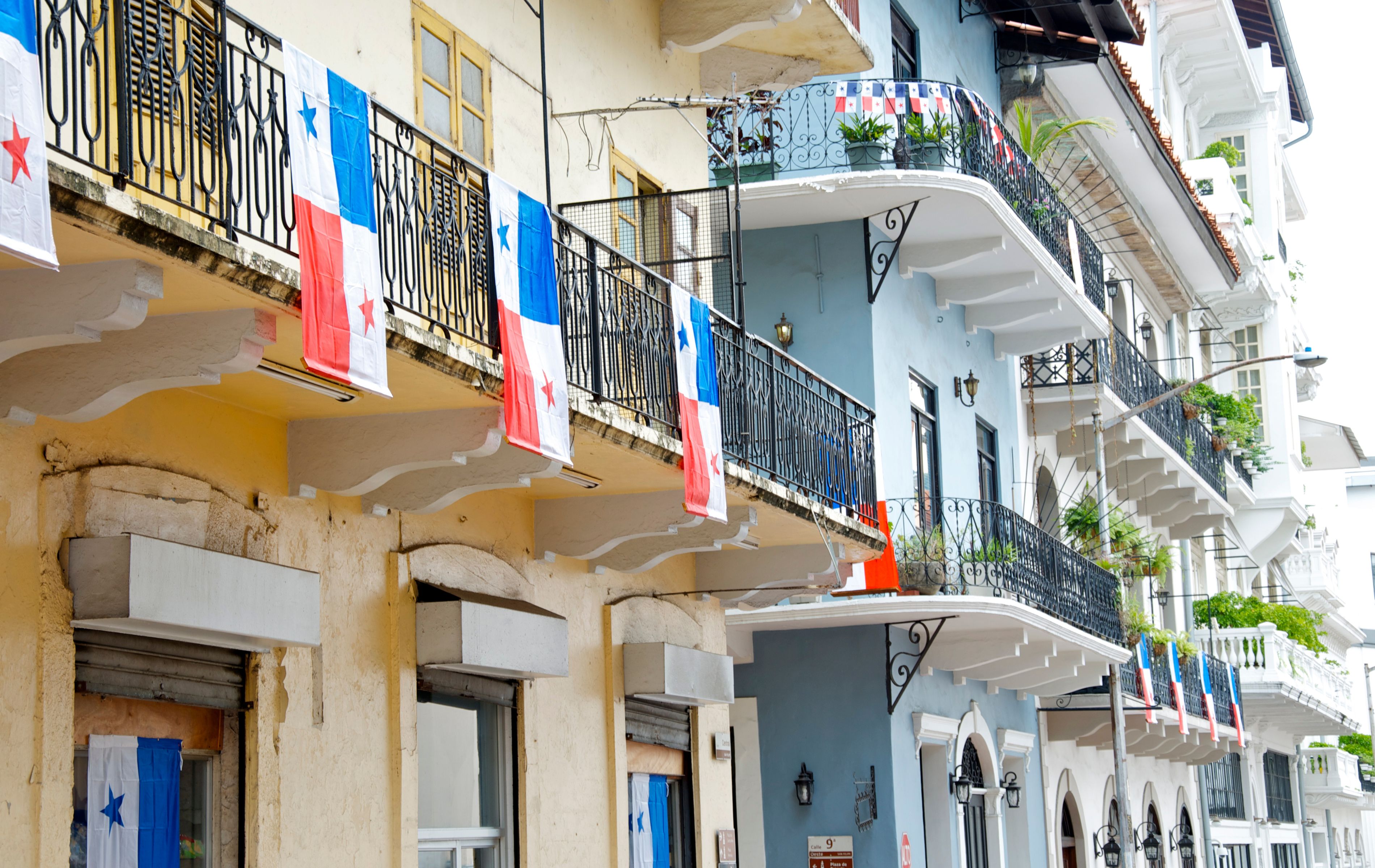 The hip, regal, and ruinous intersecting in the 17th-century Panama ...