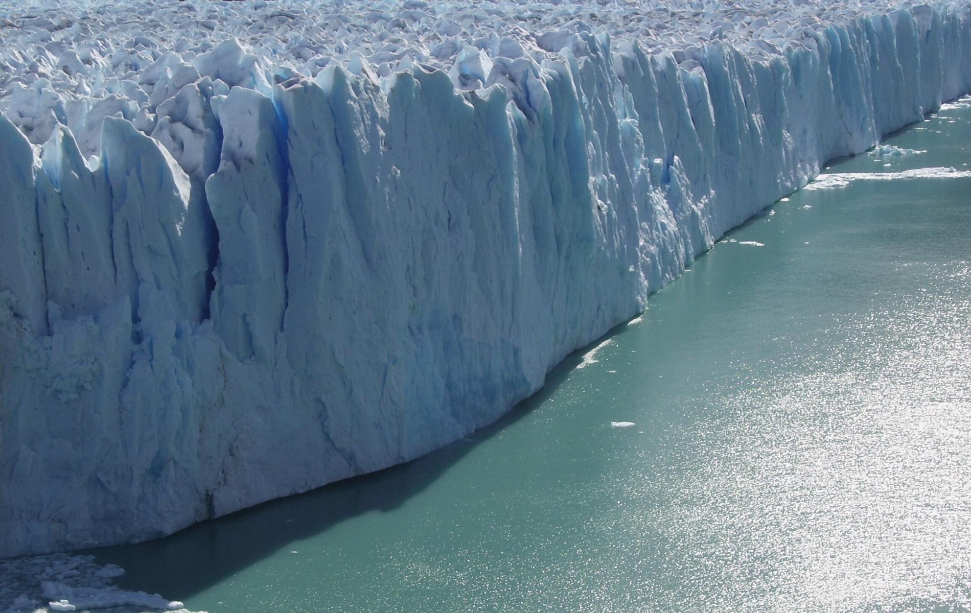 The massive Glaciar Perito Moreno calve with thunderous cracks